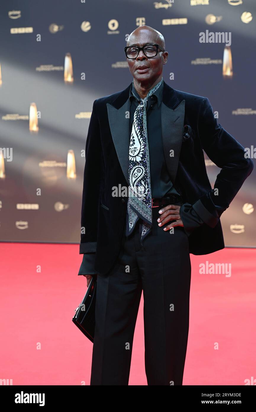 Moderator Choreograf Bruce Darnell kommt zur Gala und Verleihung des ...