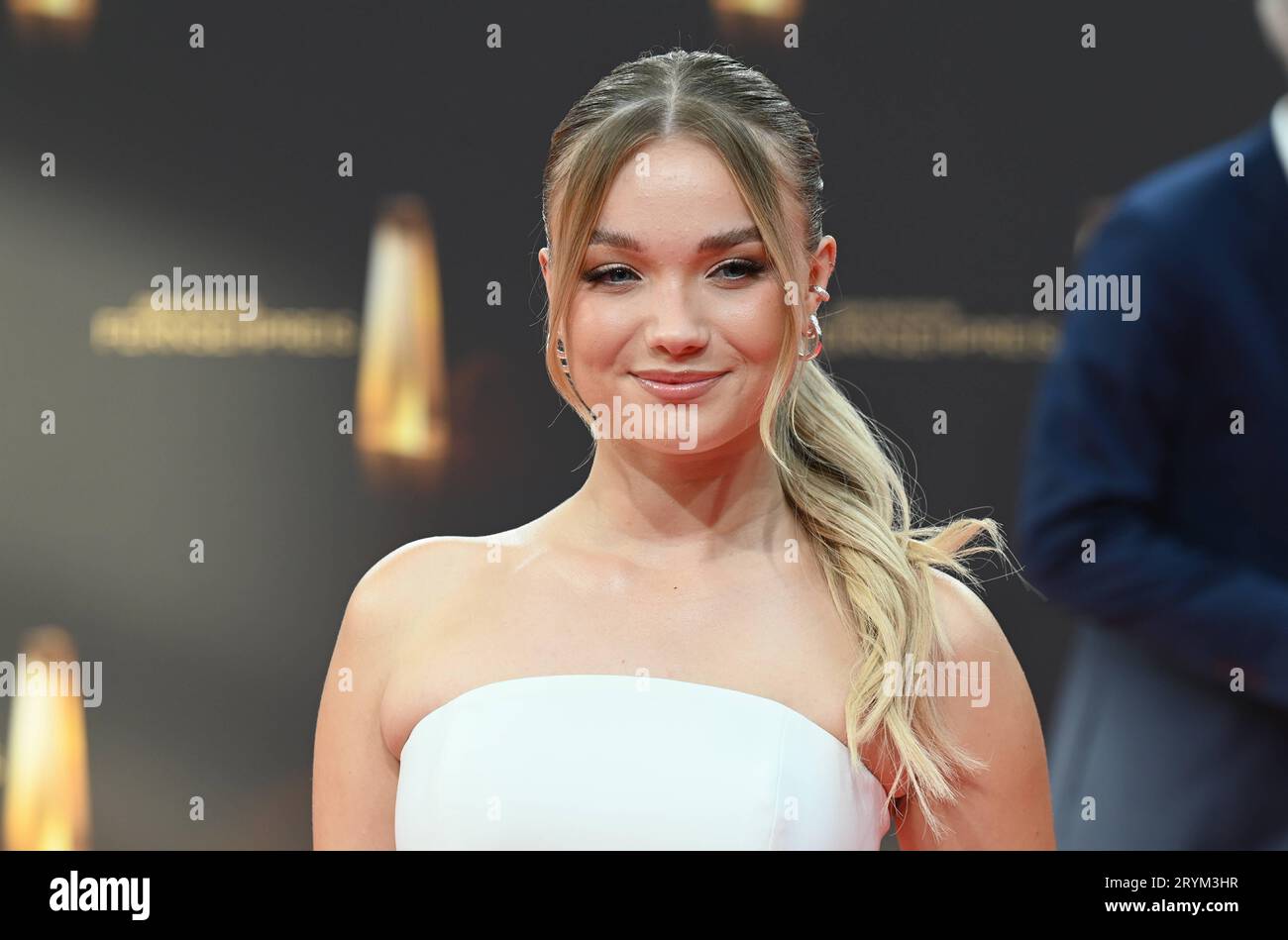 Schauspielerin und Influencerin Julia Beautx kommt zur Gala und ...