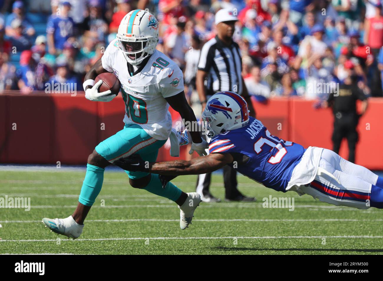 Miami Dolphins wide receiver Tyreek Hill (10) is able to elude Buffalo ...