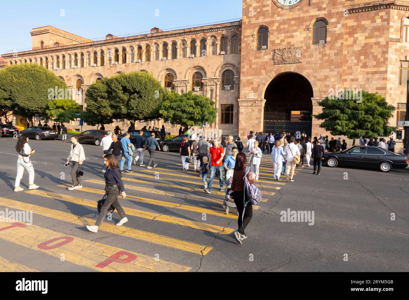People taking pedestrian crossing hi-res stock photography and images ...