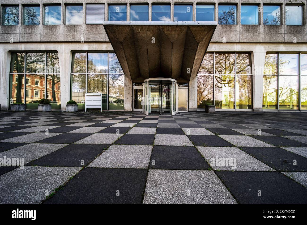 High rise administration building hi-res stock photography and images ...