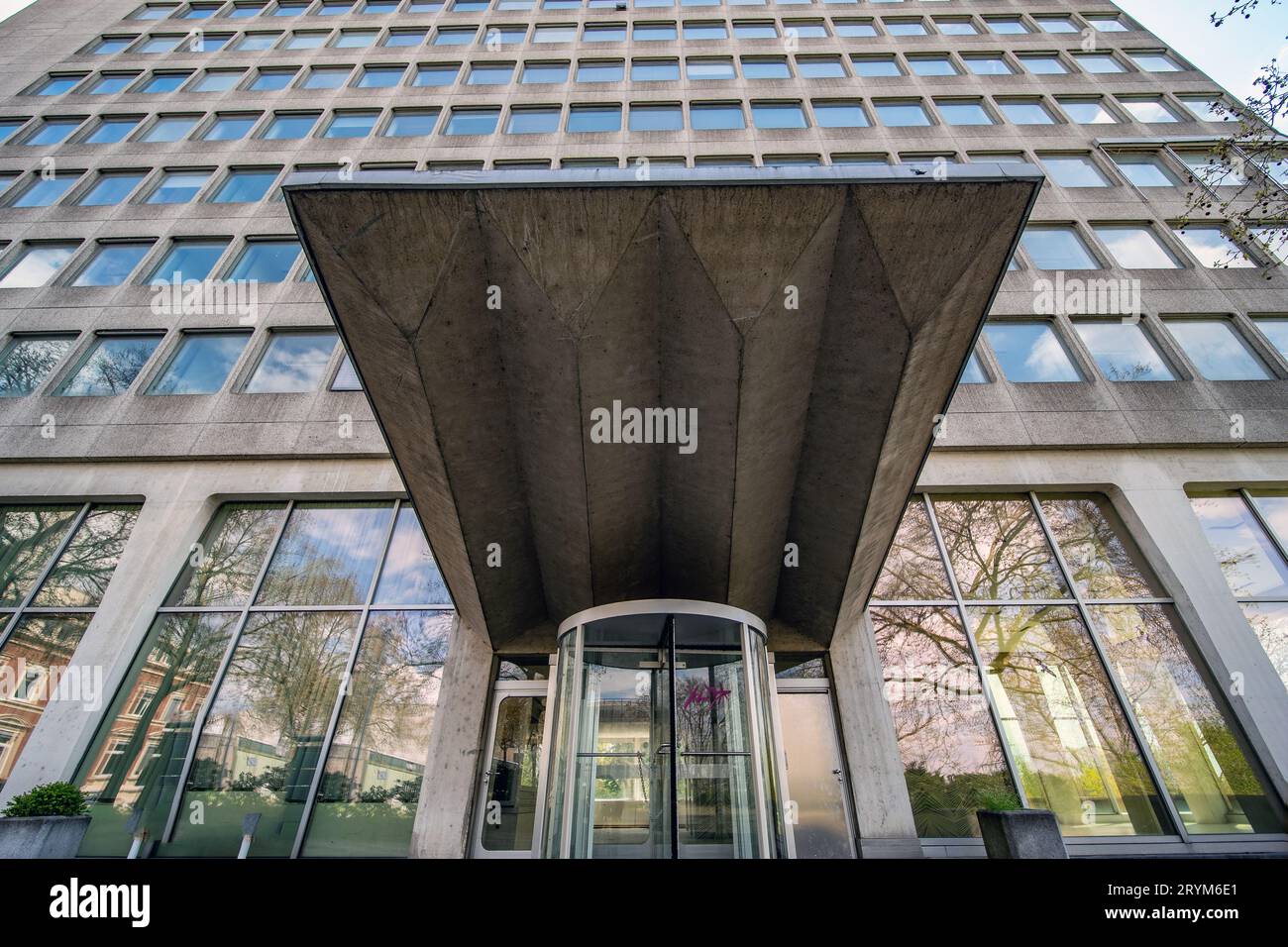 High rise administration building hi-res stock photography and images ...