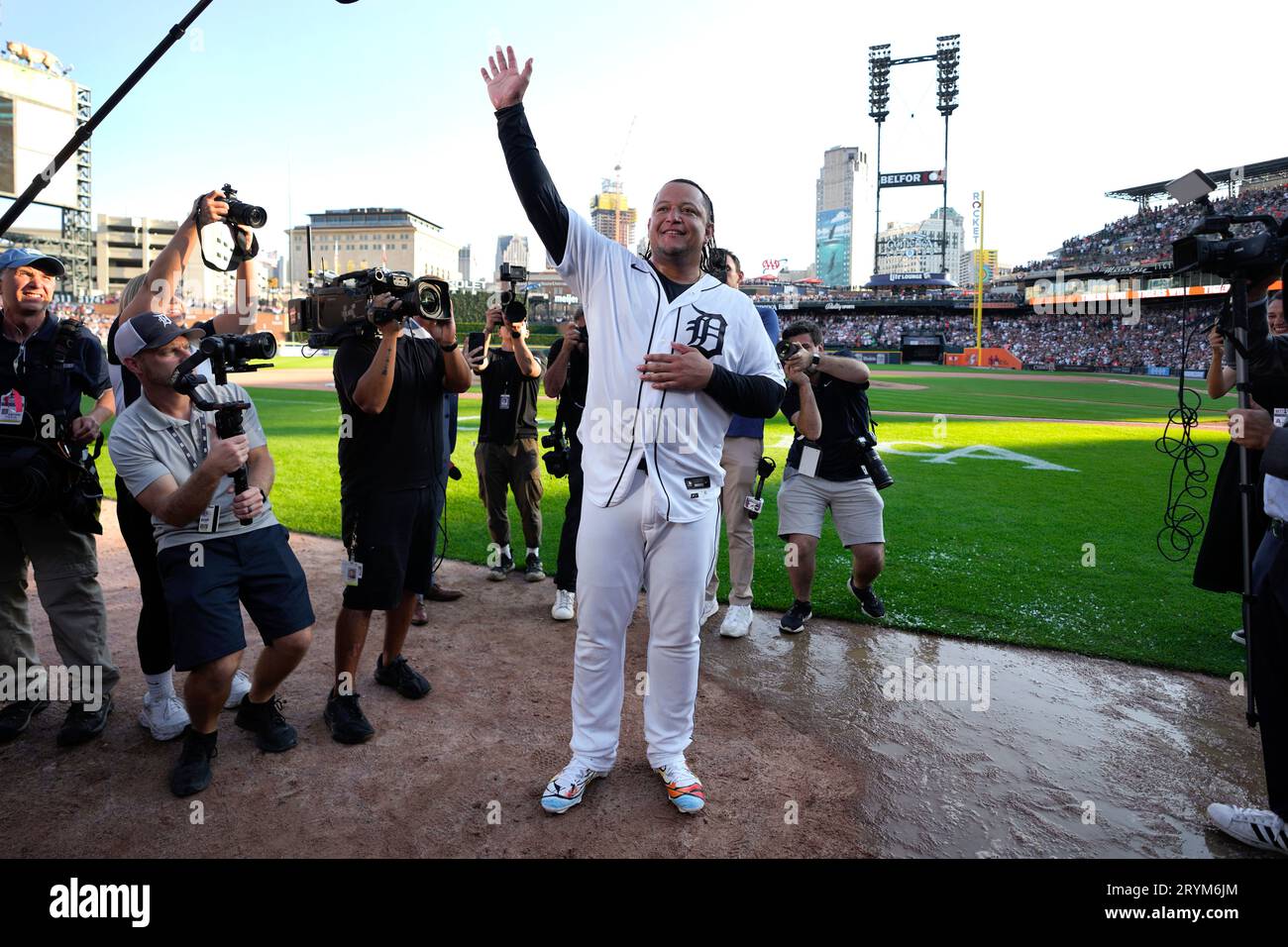 Detroit Tigers' Miguel Cabrera acknowledges fans after a baseball game ...
