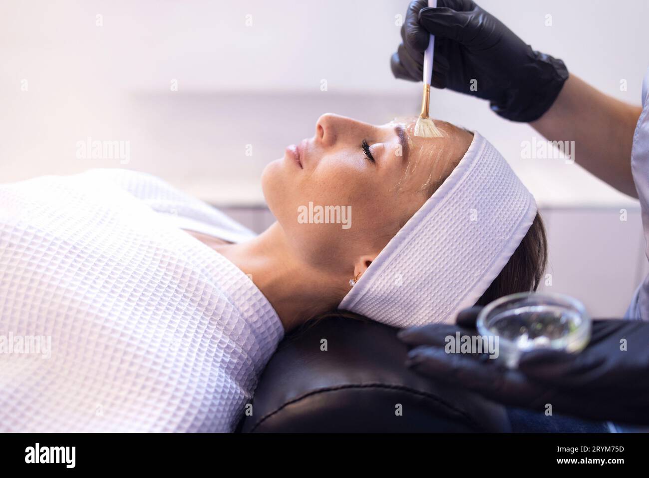 Beauty salon beautician applies cooling gel to clients skin. Preparing ...