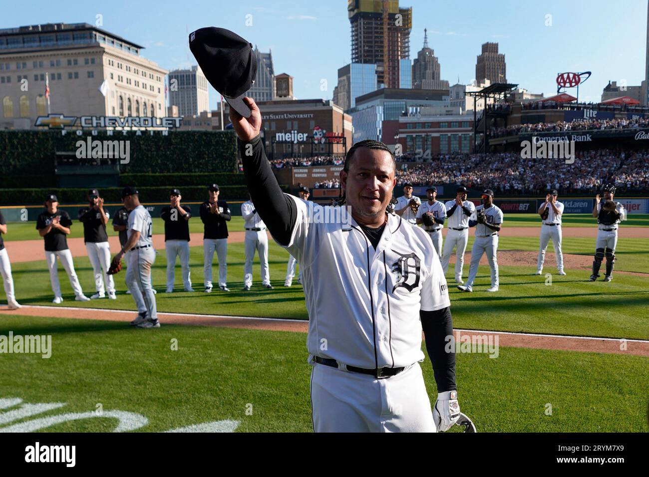 Detroit Tigers' Miguel Cabrera acknowledges fans in the eighth inning ...