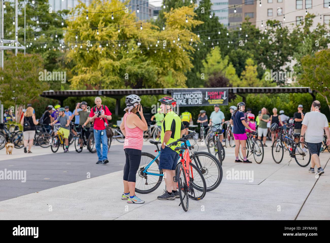 Full moon bike ride hi-res stock photography and images - Alamy