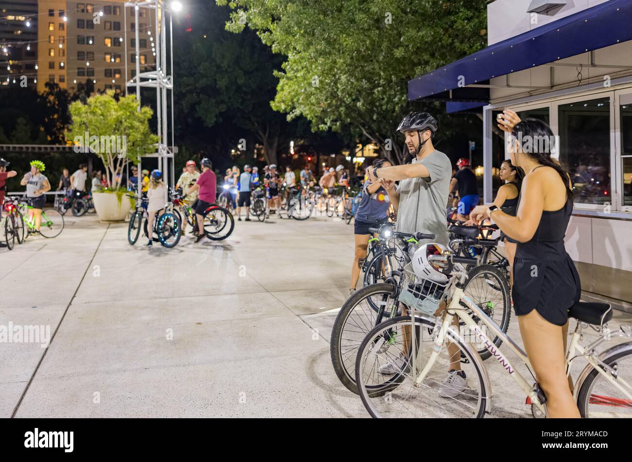 Full moon bike ride hi-res stock photography and images - Alamy