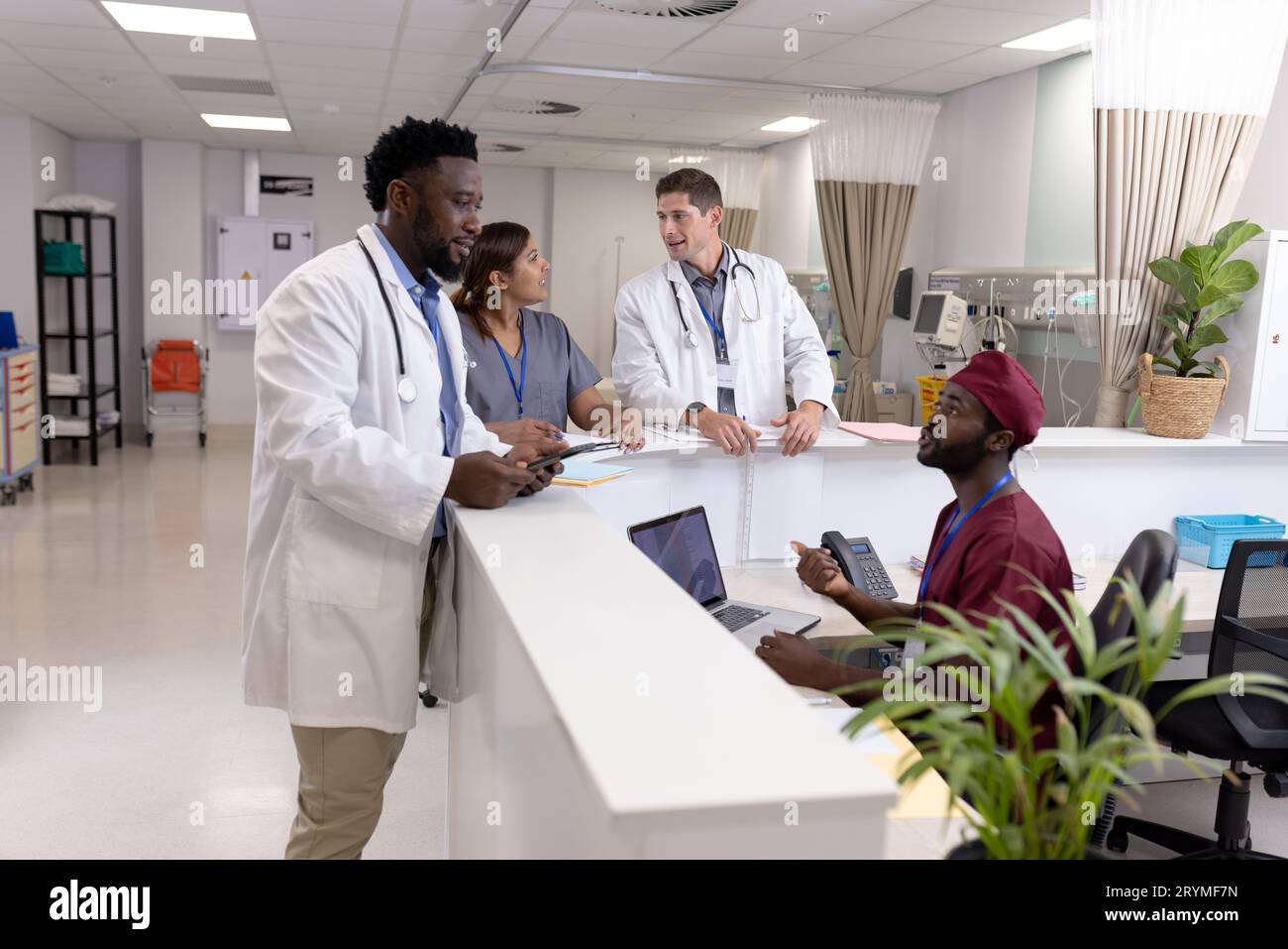Diverse medical staff hi-res stock photography and images - Alamy