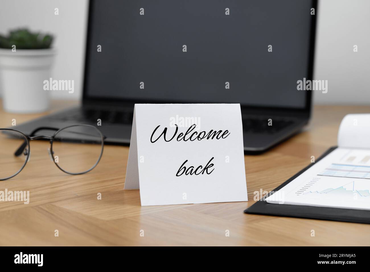 Paper note with phrase Welcome Back on office desk Stock Photo - Alamy