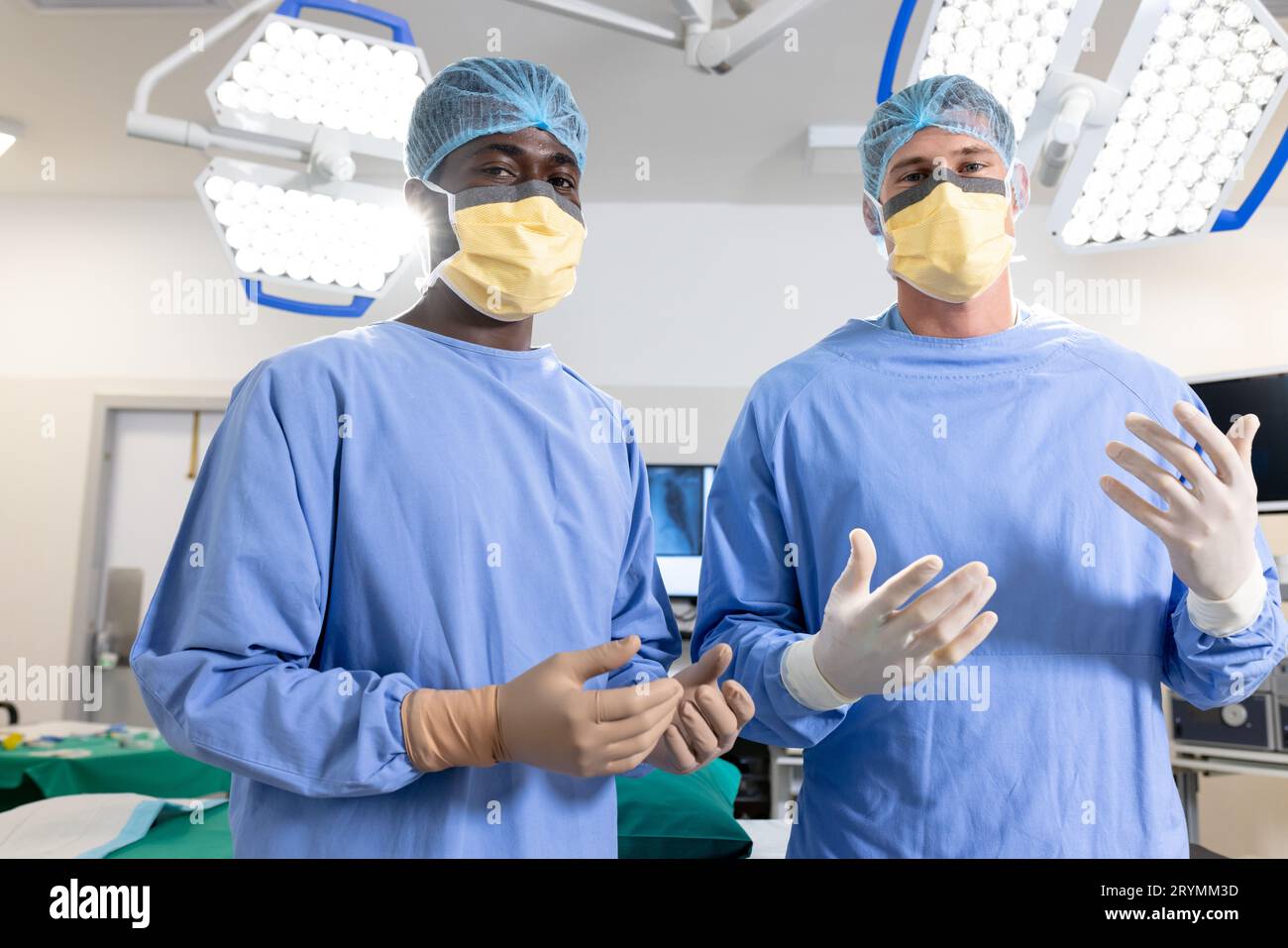 Surgeons face masks hi-res stock photography and images - Alamy
