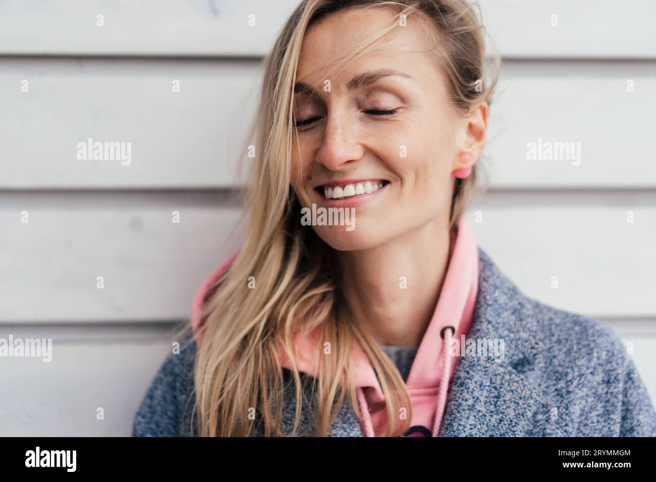 Pretty woman close up face smiling Stock Photo - Alamy Pretty woman close up face smiling Stock Photo - Alamy