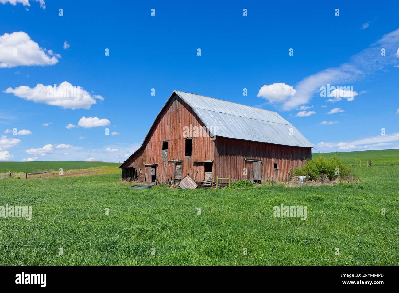 Old red barn blue hi-res stock photography and images - Alamy