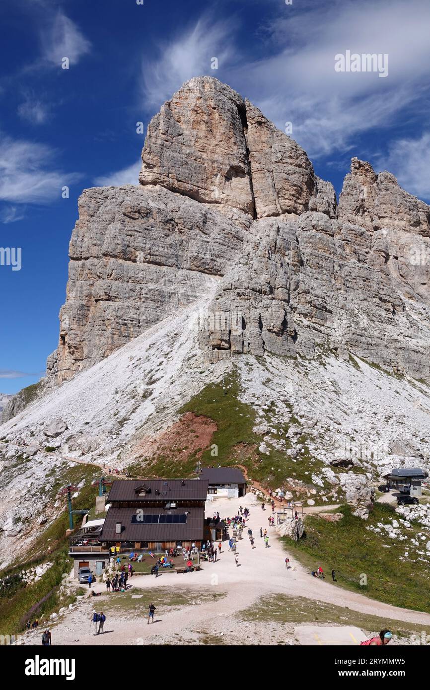 Refuge Averau und Mount Averau Stock Photo - Alamy