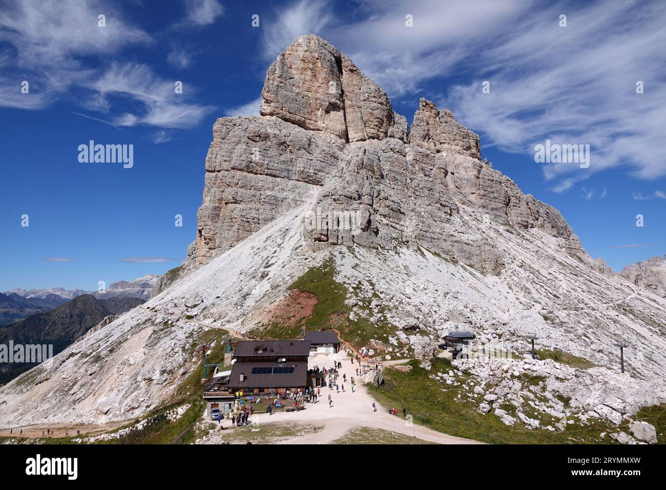 Refuge Averau und Mount Averau Stock Photo - Alamy