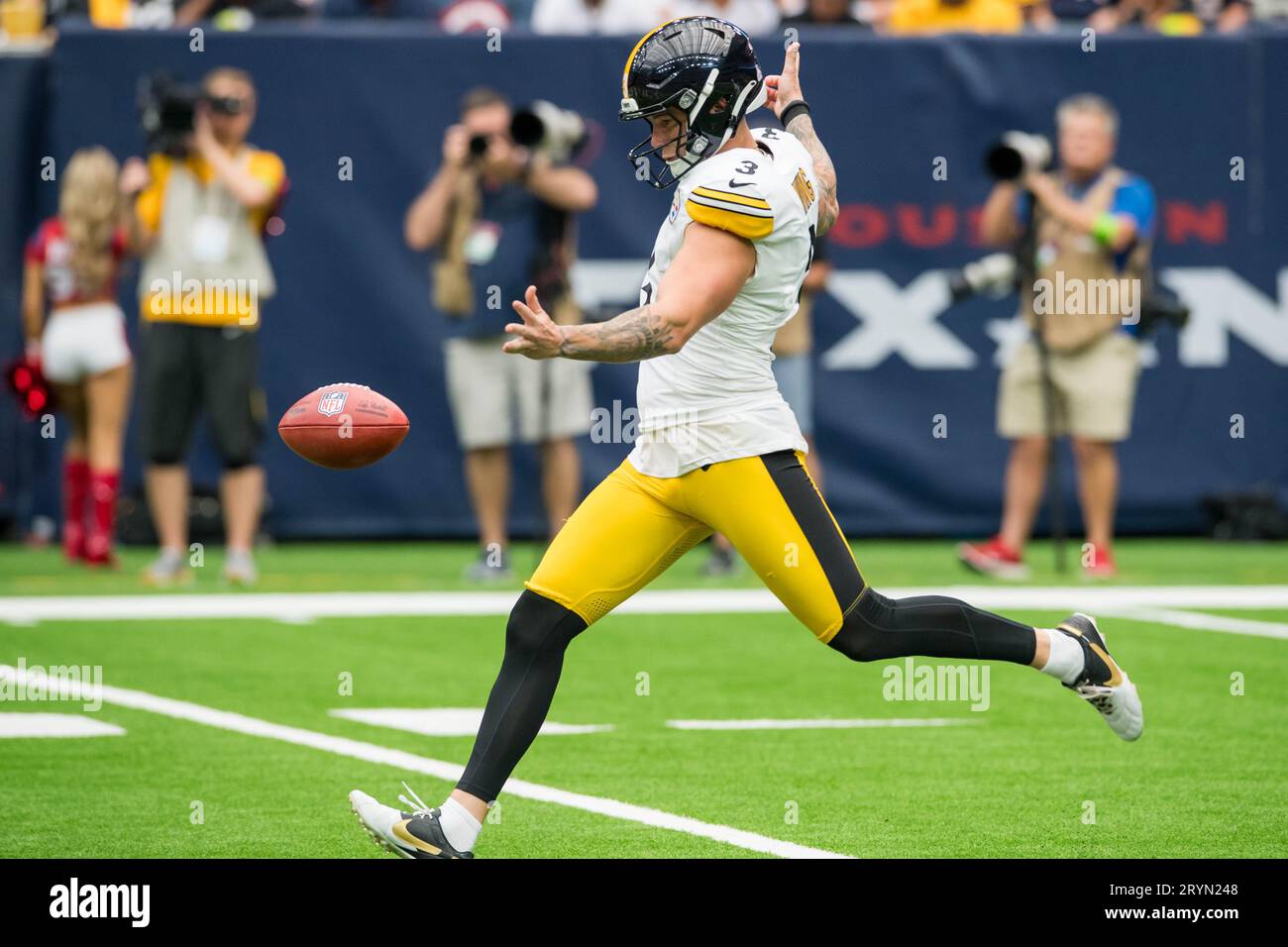Houston, TX, USA. 1st Oct, 2023. Pittsburgh Steelers punter Brad Wing ...