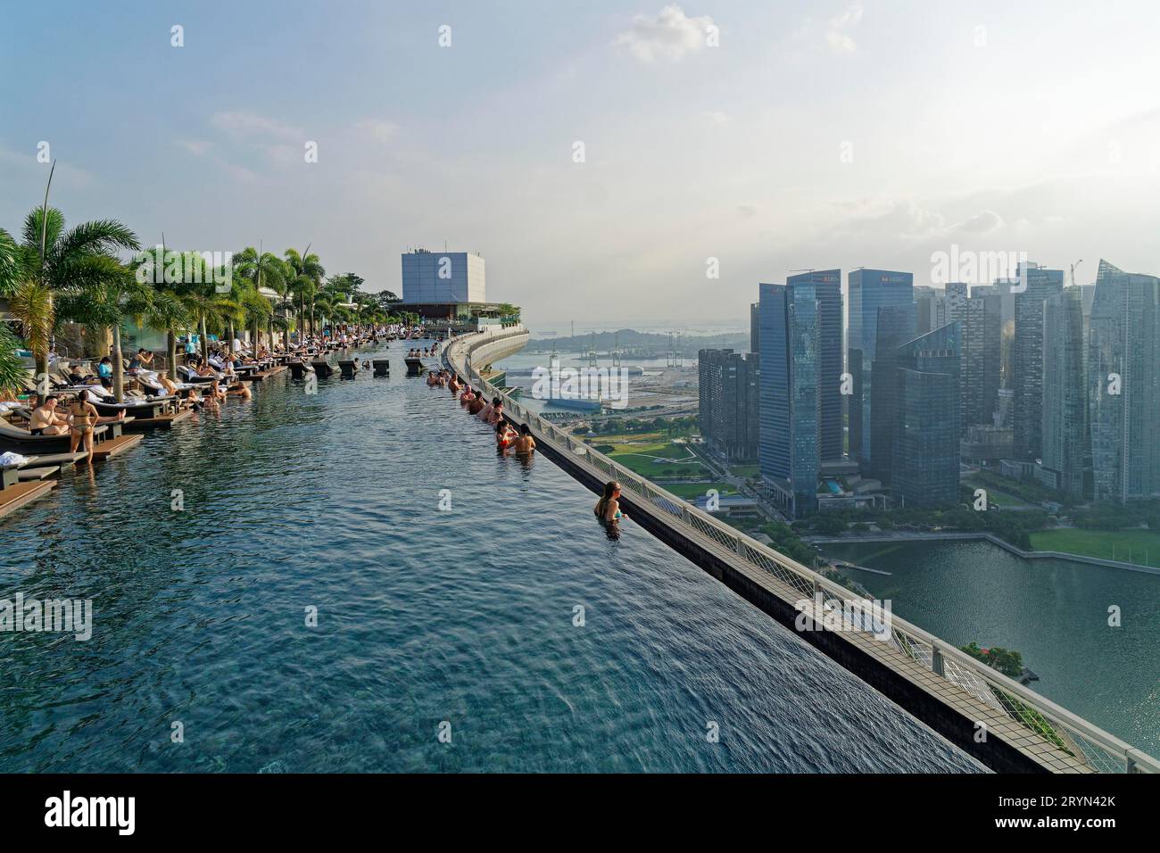 Infinity pool of the Marina Bay Sands Hotel, Singapore Stock Photo - Alamy