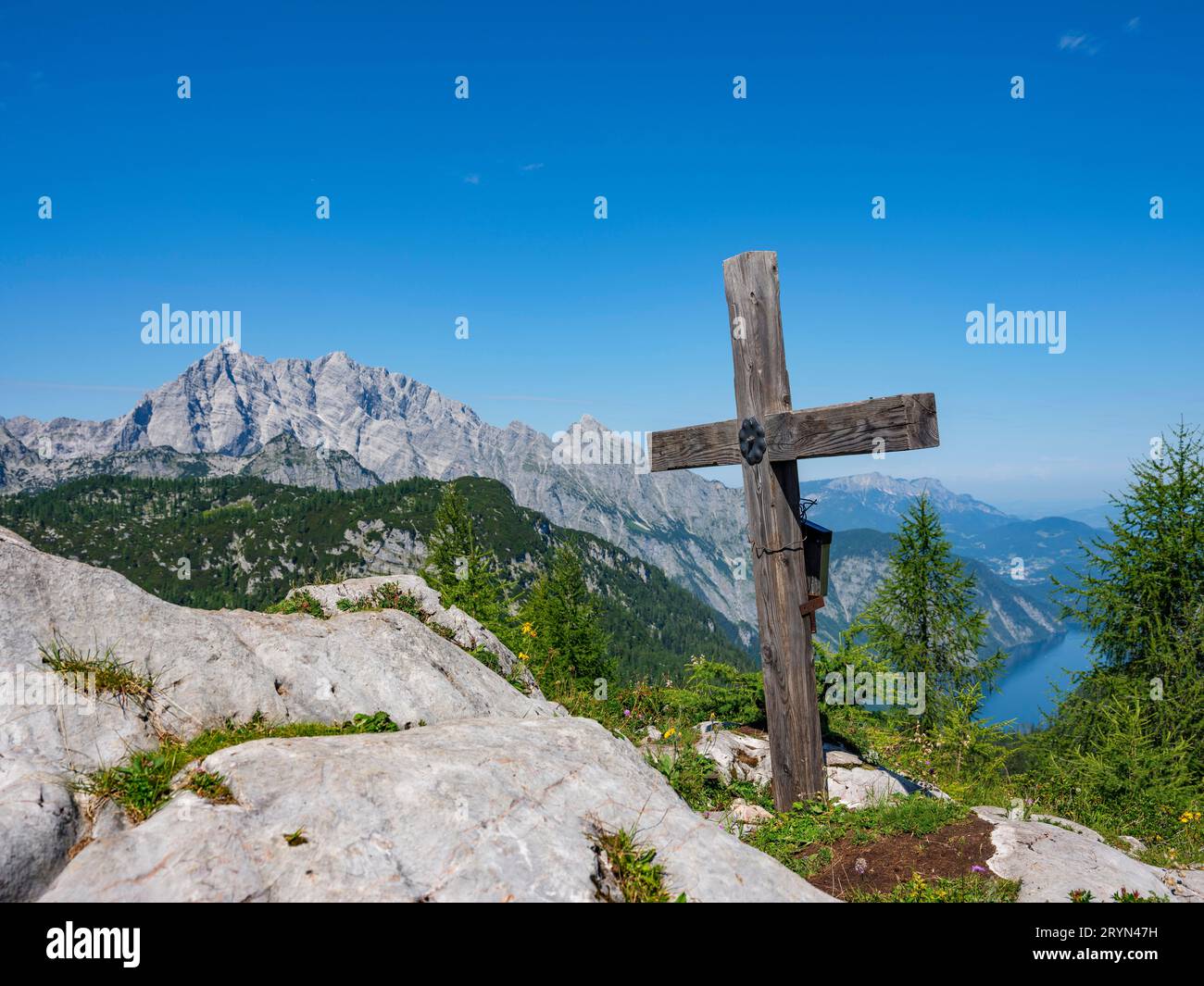 Feldkogel summit cross, Watzmann and Koenigssee in the background ...