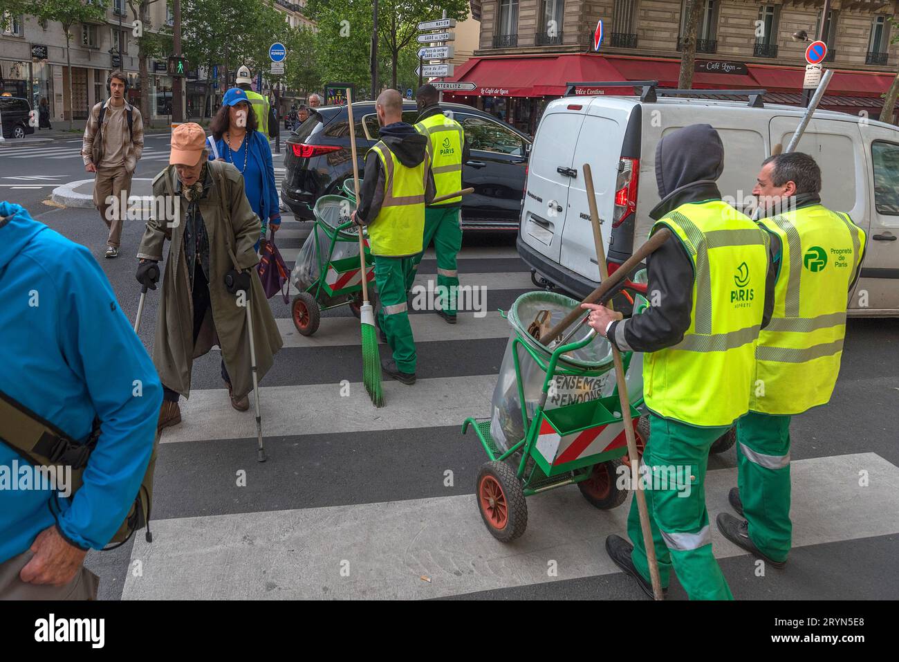 Streets of france hi-res stock photography and images - Alamy