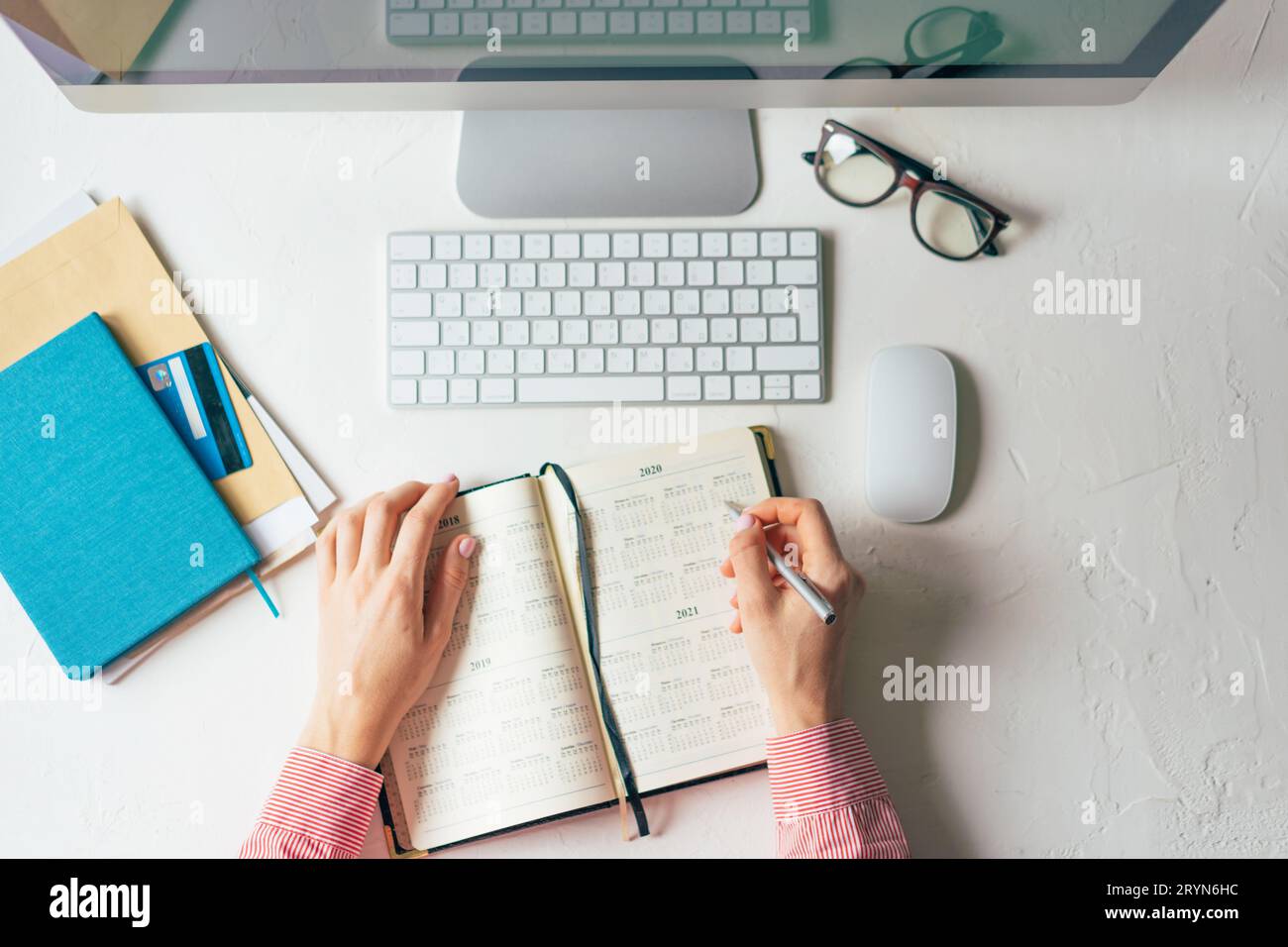 Business woman calendar reminder hi-res stock photography and images ...