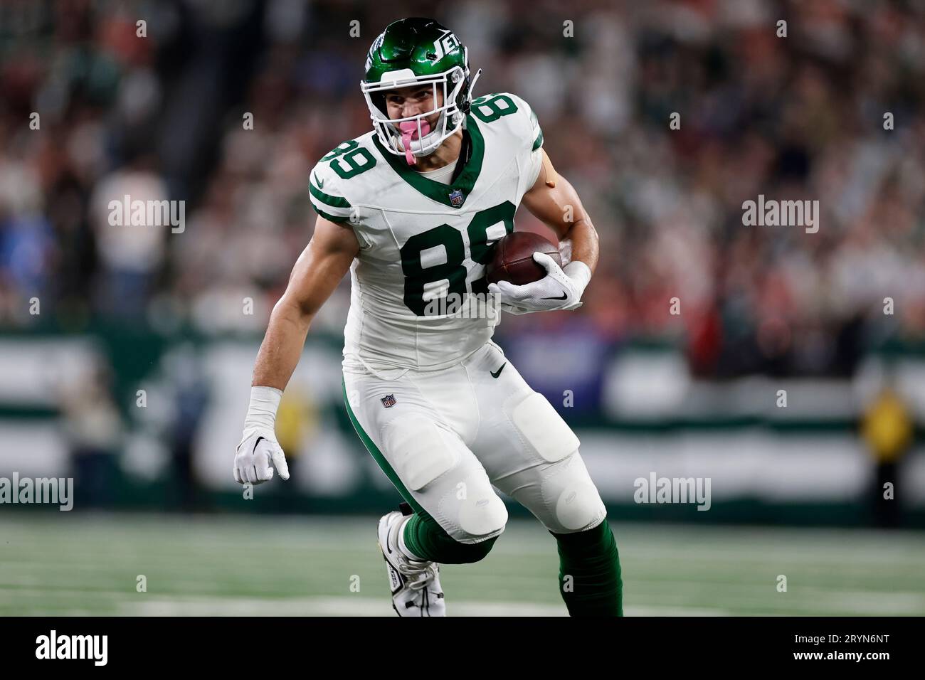 New York Jets tight end Jeremy Ruckert (89) carries the ball against ...