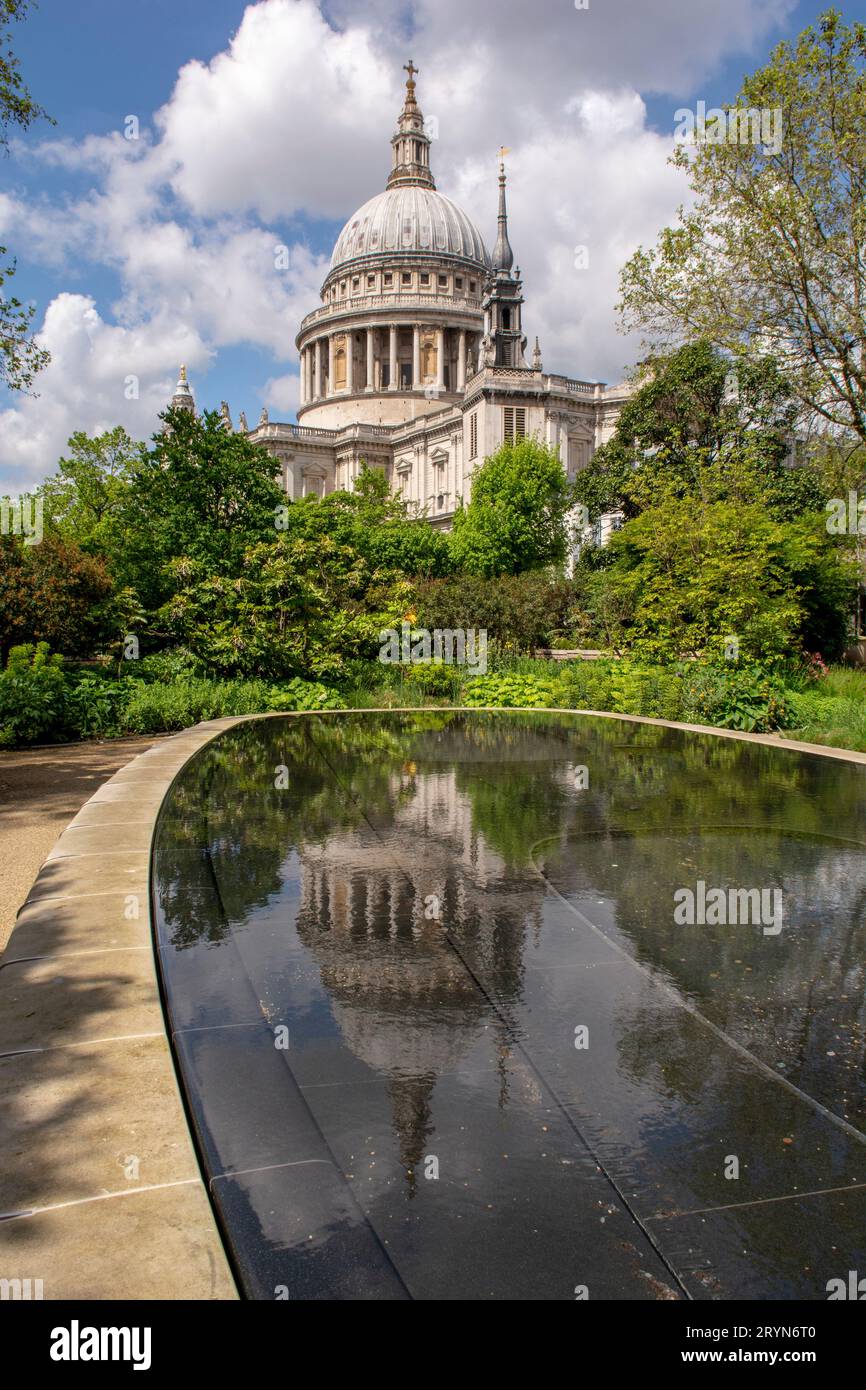Springtime britain british town city hi-res stock photography and ...
