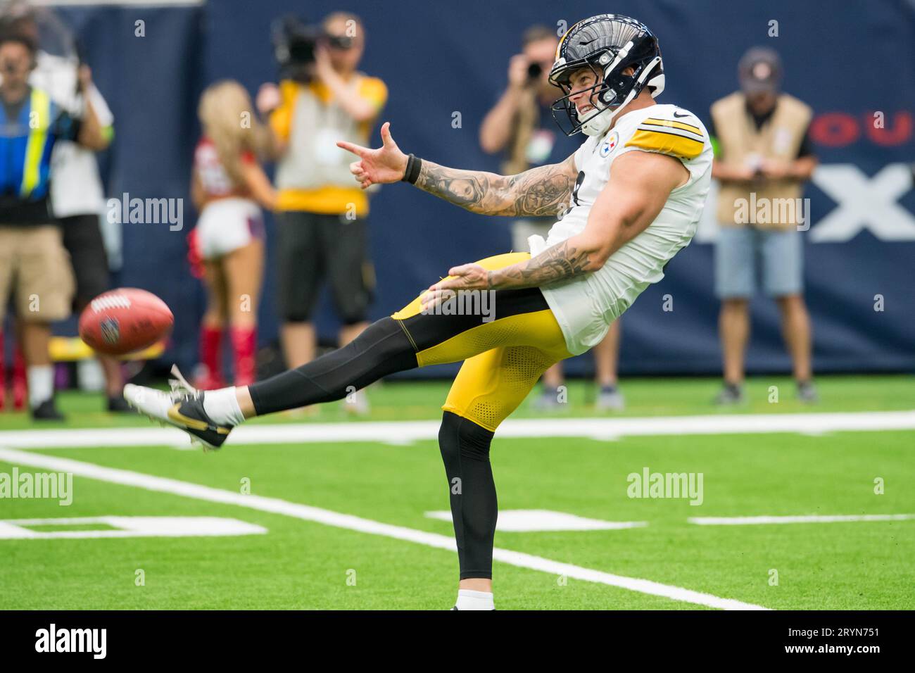USA. 01st Oct, 2023. October 1, 2023: Pittsburgh Steelers punter Brad ...