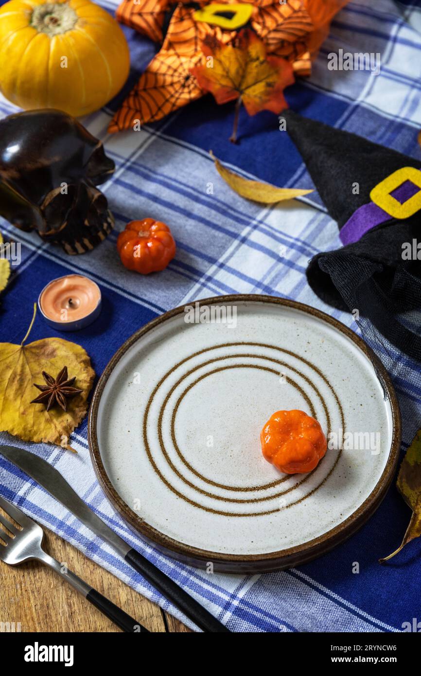 Setting festival dinner table hi-res stock photography and images - Alamy