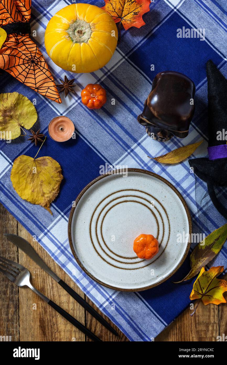 Setting festival dinner table hi-res stock photography and images - Alamy