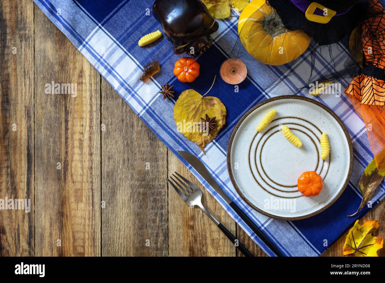Setting festival dinner table hi-res stock photography and images - Alamy