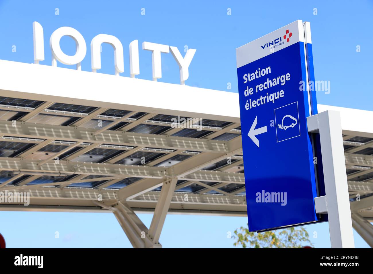 Recharge station for electric vehicles on a low carbon highway. Travel ...