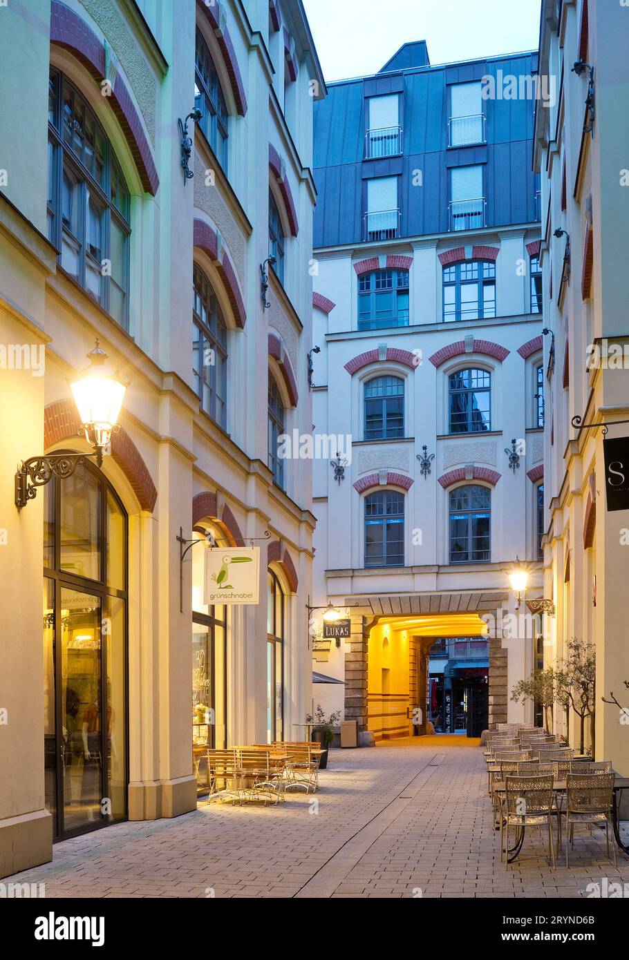 Laden passage hi-res stock photography and images - Alamy