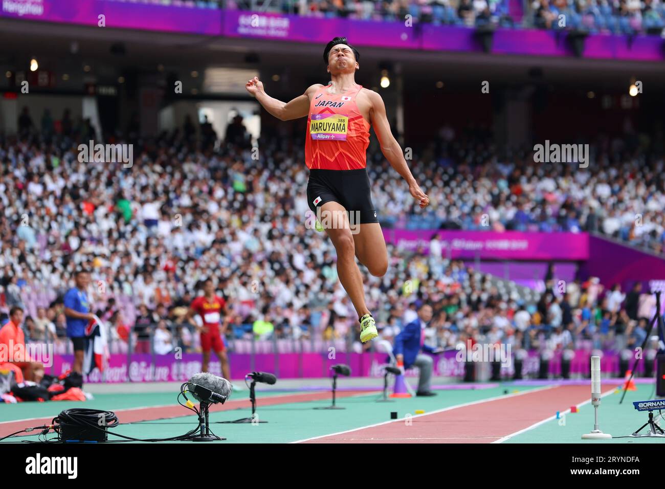 Long jump asian athlete -Fotos und -Bildmaterial in hoher Auflösung – Alamy