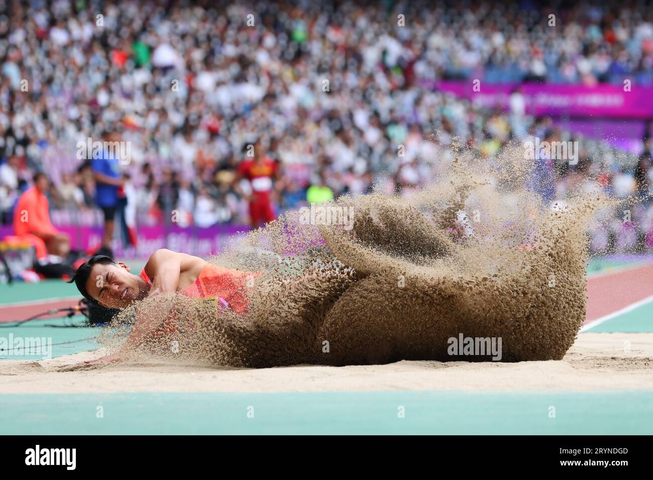 Long jump asian athlete -Fotos und -Bildmaterial in hoher Auflösung – Alamy