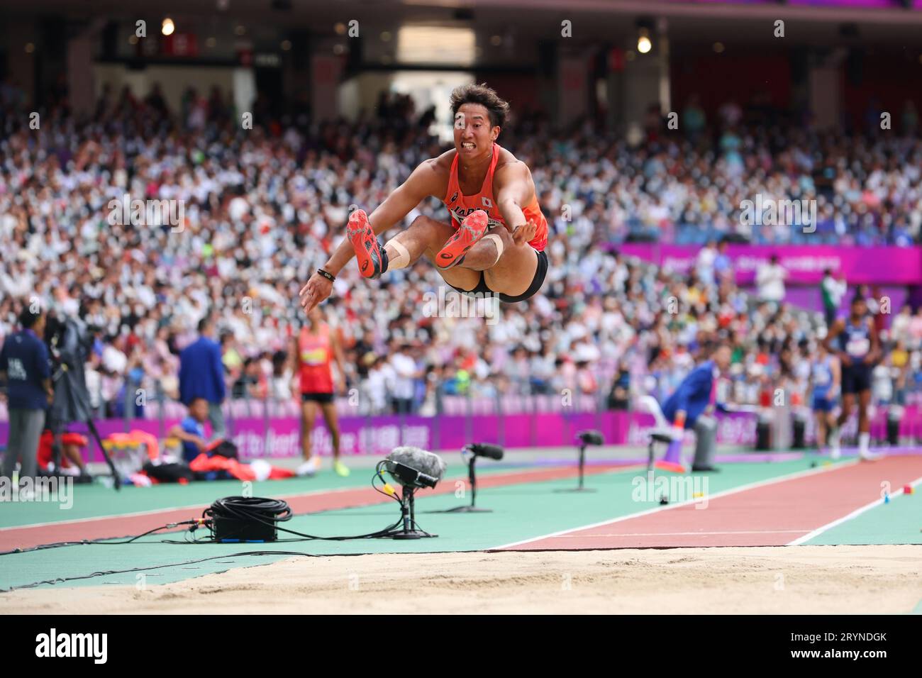 Long jump asian athlete -Fotos und -Bildmaterial in hoher Auflösung – Alamy