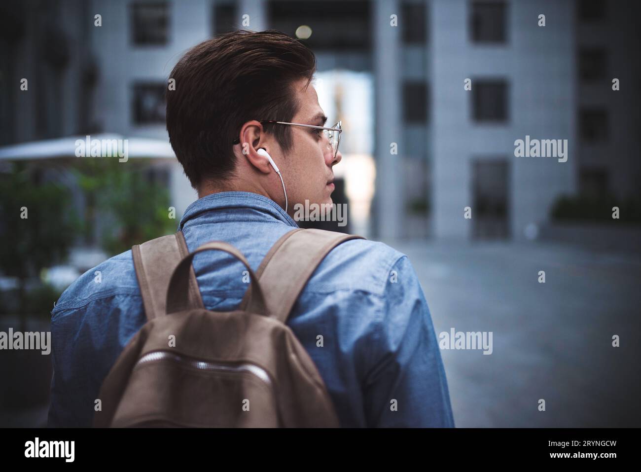 Well dressed man hi-res stock photography and images - Alamy