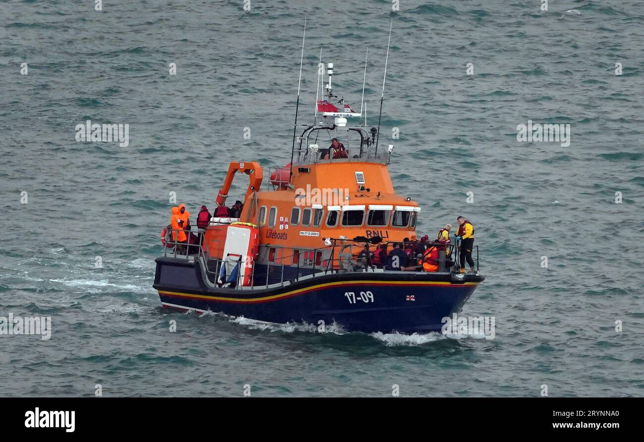 Small boats refugees channel hi-res stock photography and images - Alamy