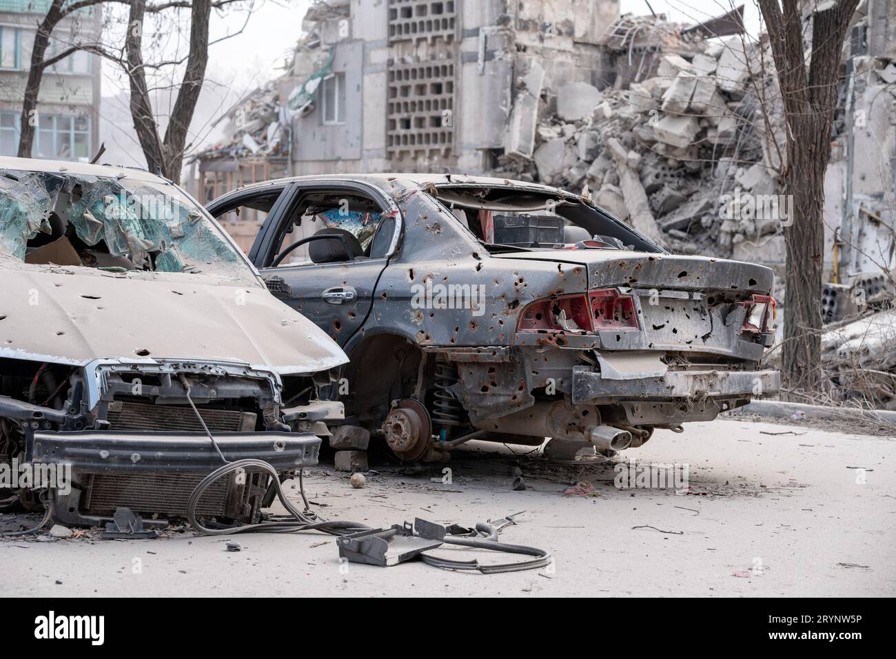 War damage house building cars hi-res stock photography and images - Alamy