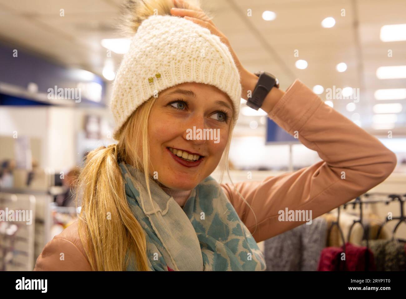 Elegante junge Frau hat Freude beim Einkaufen Model released ...