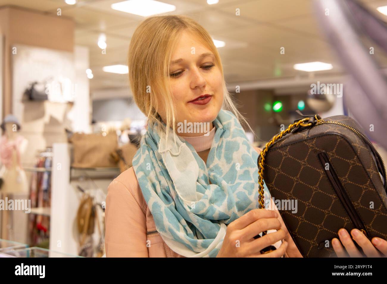 Elegante junge Frau hat Freude beim Einkaufen Model released ...