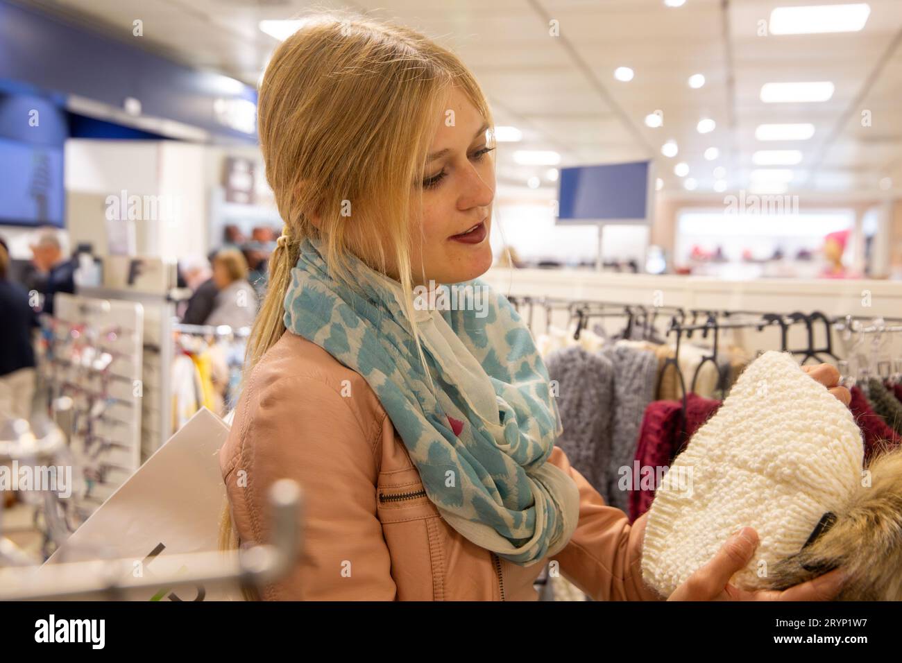Shopping model hi-res stock photography and images - Alamy