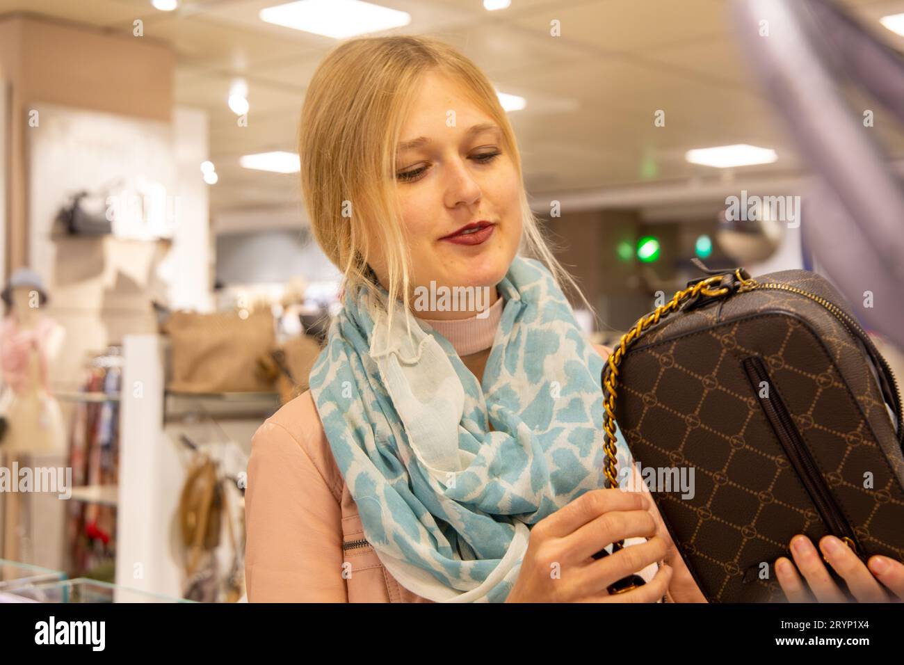 Shopping model hi-res stock photography and images - Alamy