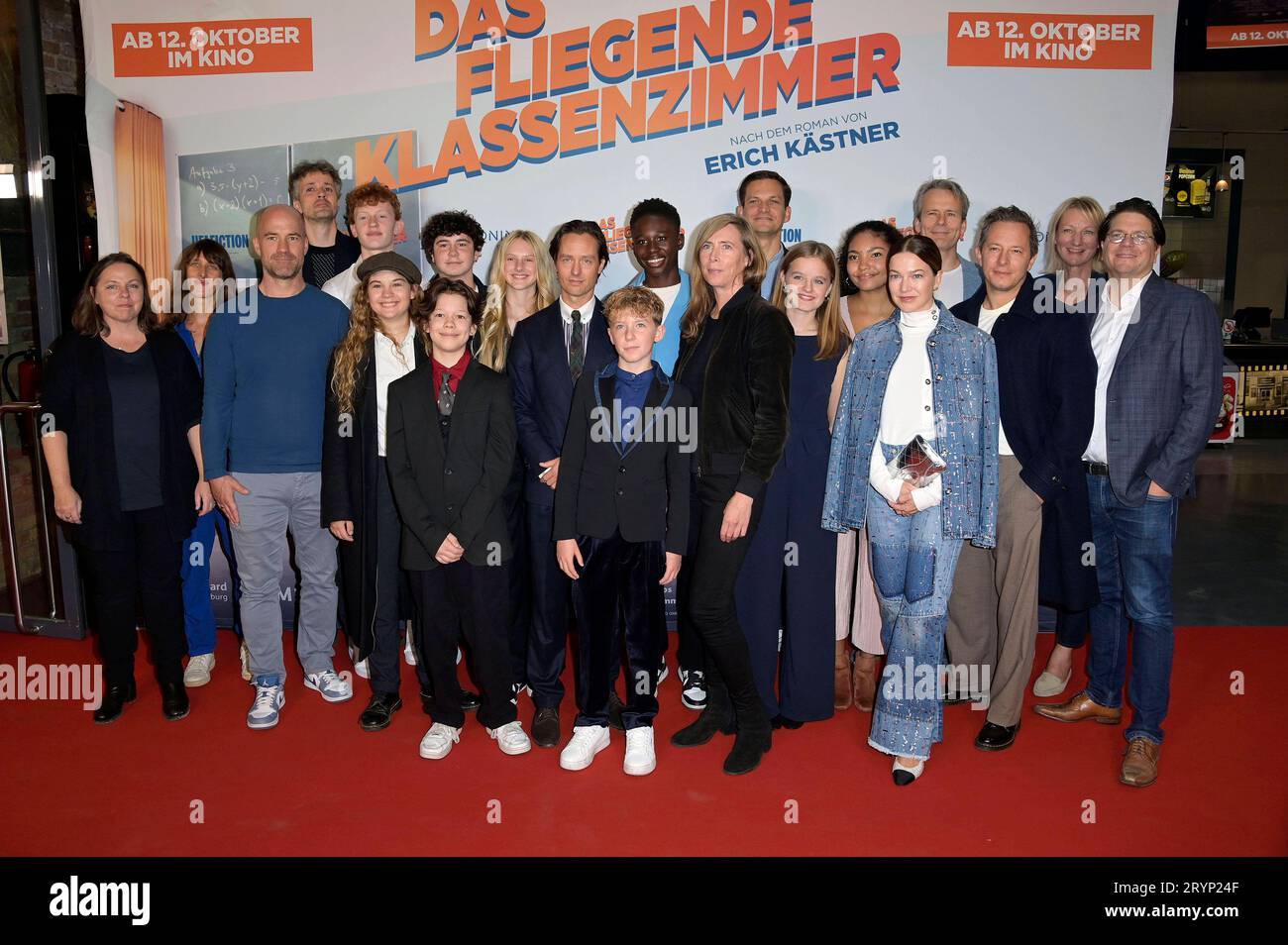 Cast und Team bei der Premiere des Kinofilms Das fliegende ...