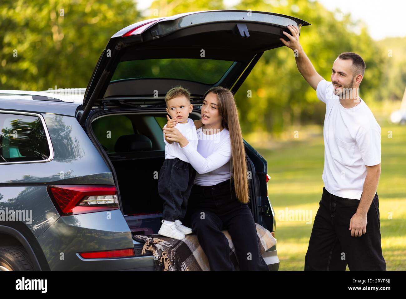 Couple watching sunset, car hi-res stock photography and images - Alamy