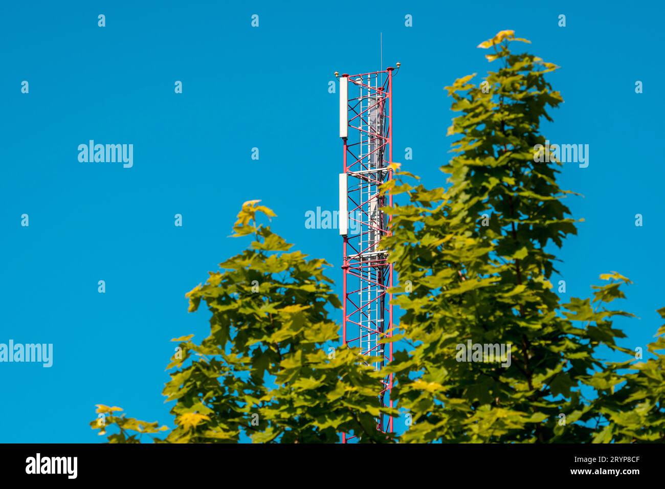 Mast with cell phone antennas against clear blue sky Stock Photo - Alamy