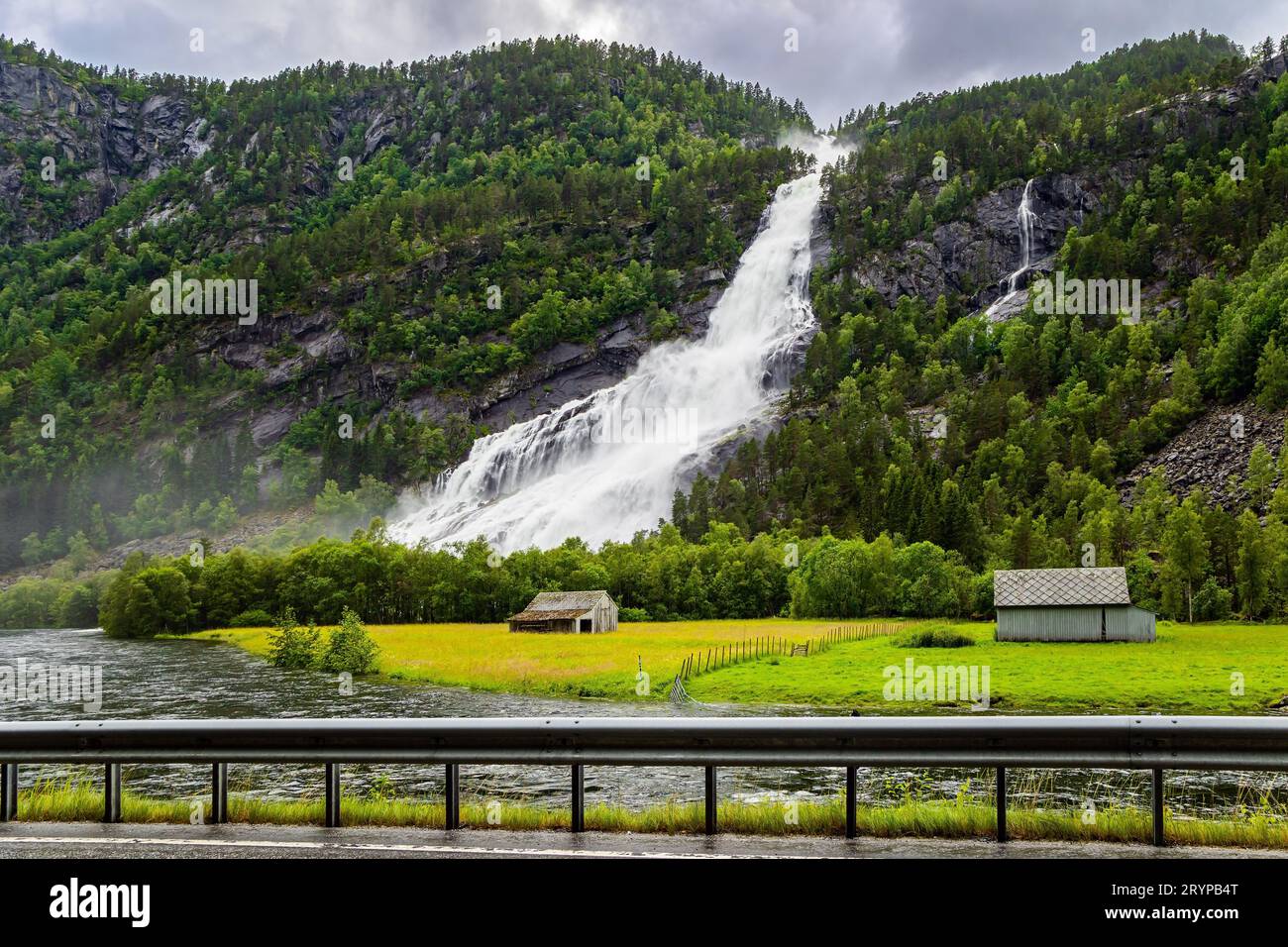 Huge waterfal hi-res stock photography and images - Alamy