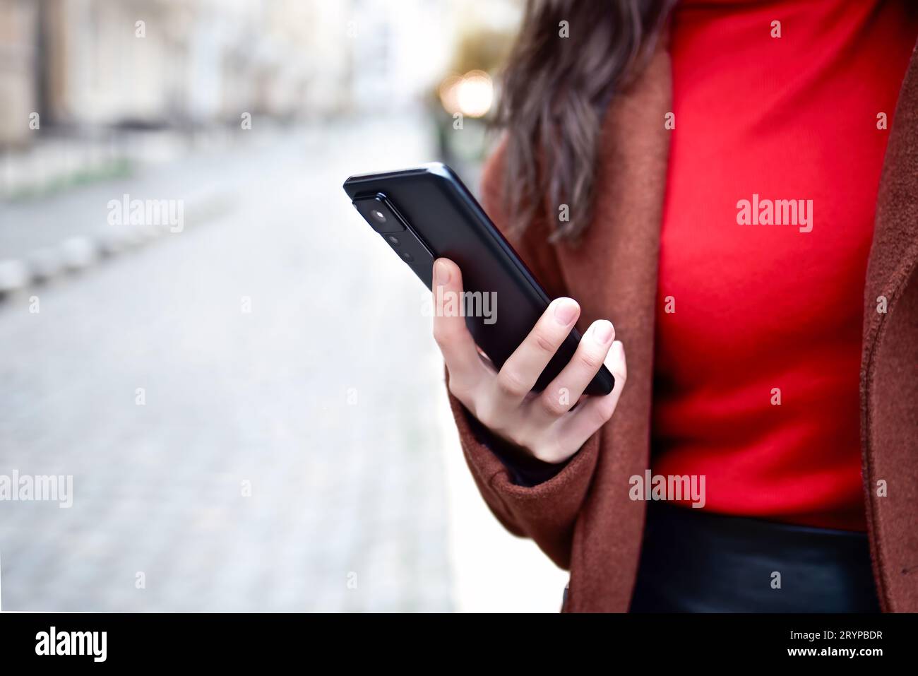 Female hand holding a cell phone hi-res stock photography and images ...