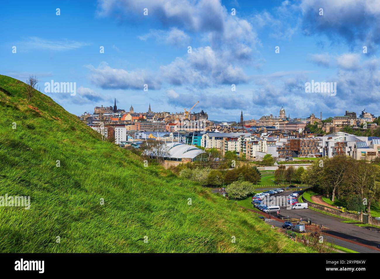 Edinburgh skyline houses hi-res stock photography and images - Alamy