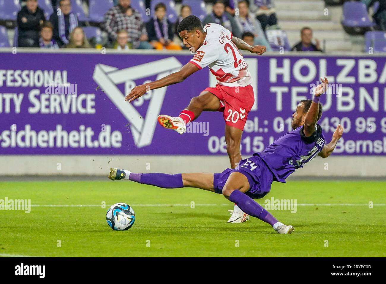 Aue, Deutschland 01. Oktober 2023: 3 . Liga - 2023/2024 - Erzgebirge Aue vs. SSV Jahn Regensburg ...