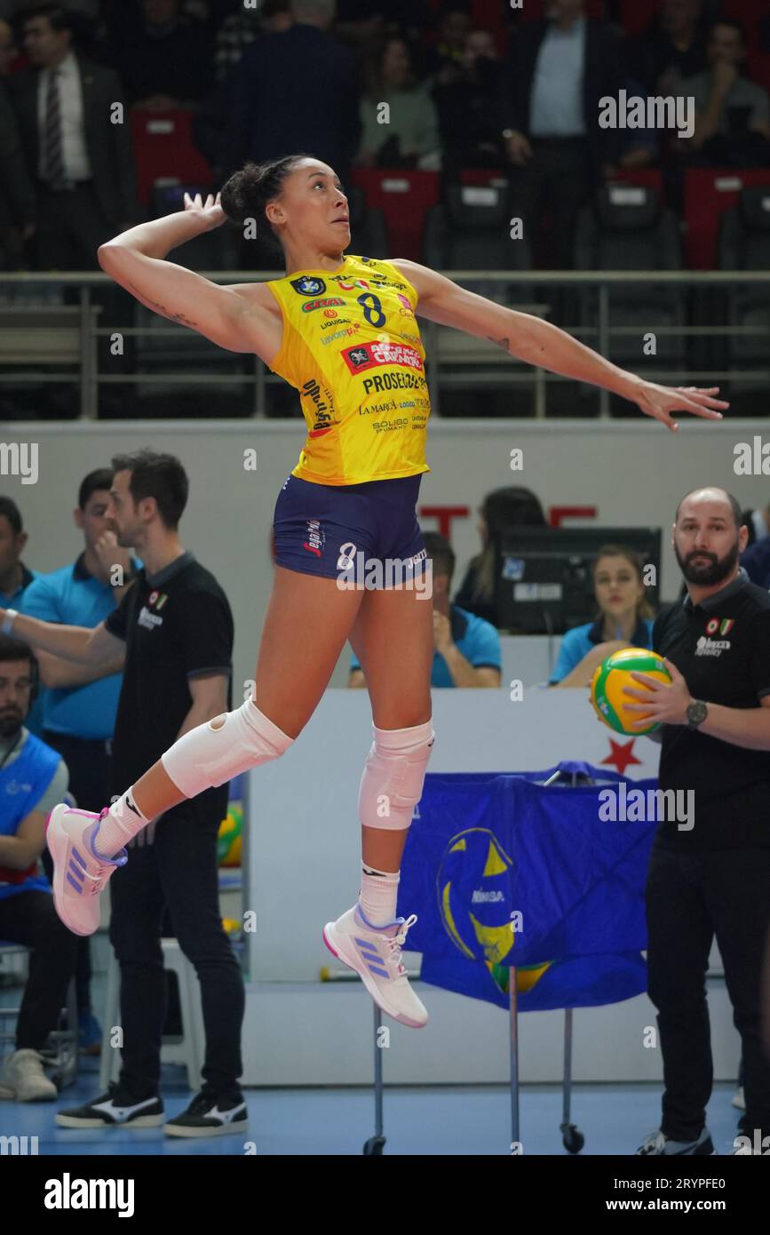 ISTANBUL, TURKIYE - MARCH 16, 2023: Alexa Gray warming up before ...