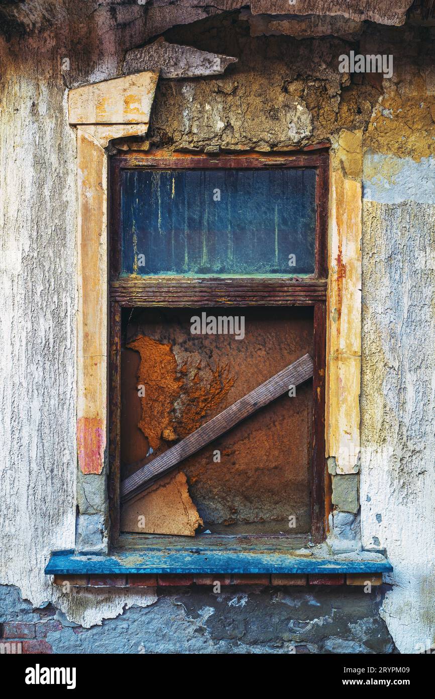 Broken house hi-res stock photography and images - Alamy